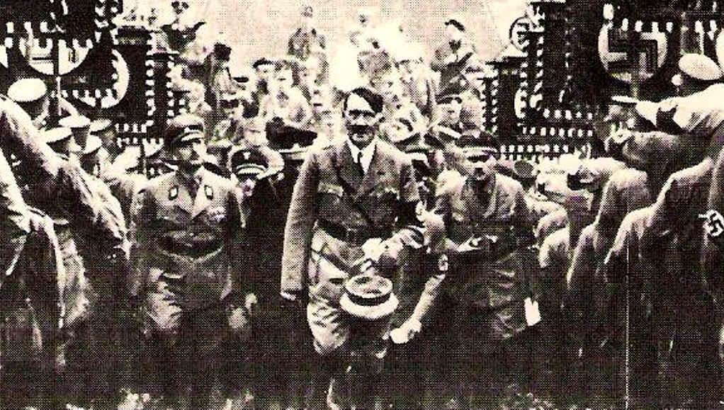 Hitler fundando el III Reich alemán